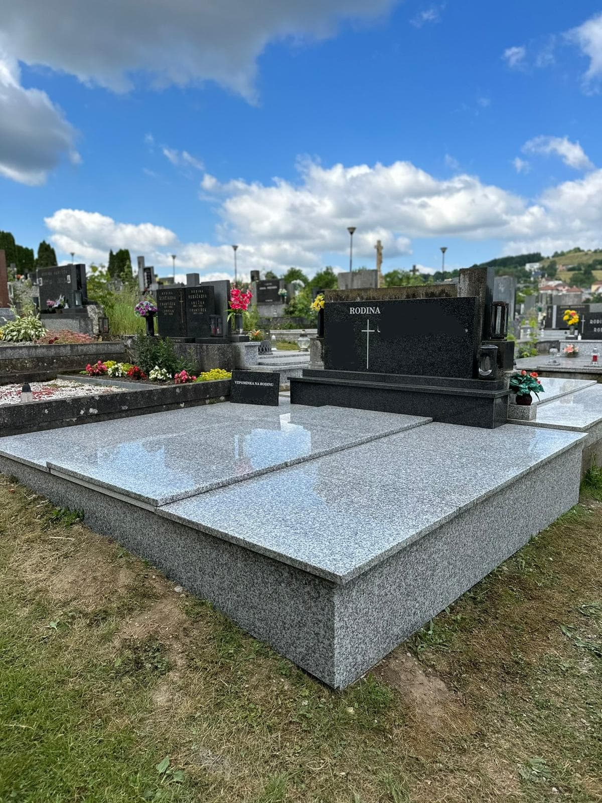 Vyrábíme urnové hroby, jednohroby, dvojhroby, pískování, rekonstrukce ...