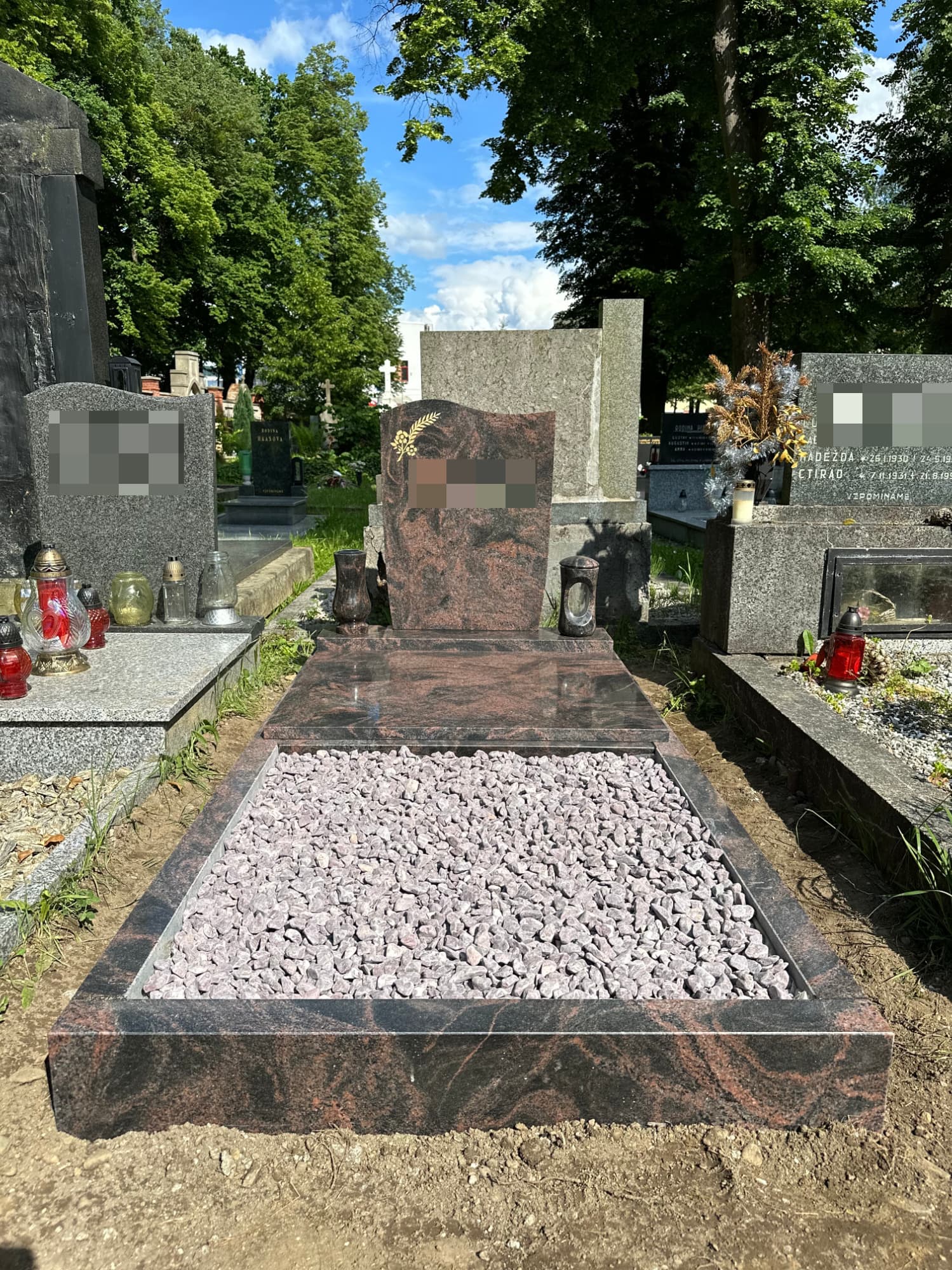 Vyrábíme urnové hroby, jednohroby, dvojhroby, pískování, rekonstrukce ...